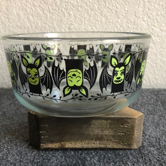 Pyrex | Kitchen | Euc Pyrex Black Green Vampire Bats Quart Glass ...